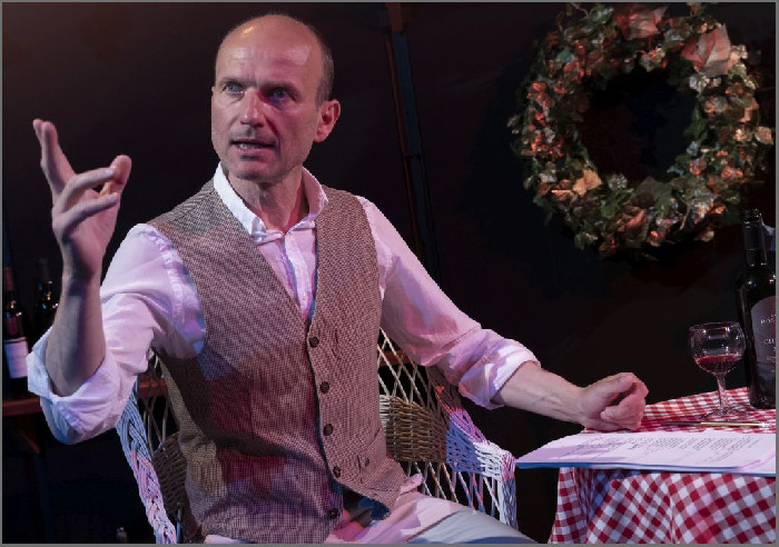 Listopadové tipy z Divadla Viola: Vděk v české premiéře, hry věnované ...